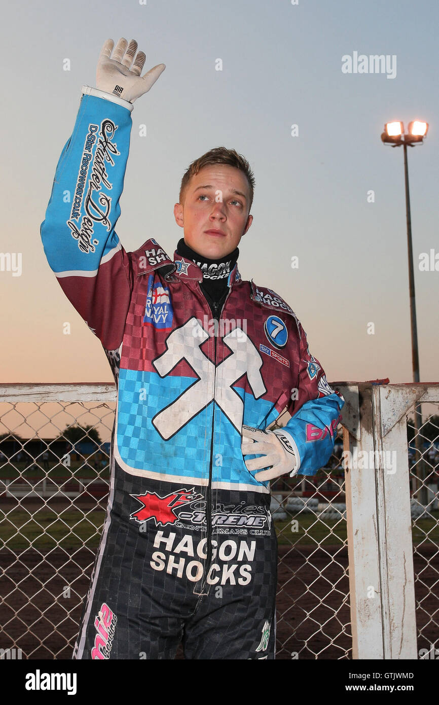 Rob Mear of Lakeside waves to the crowd - Lakeside Hammers vs ...