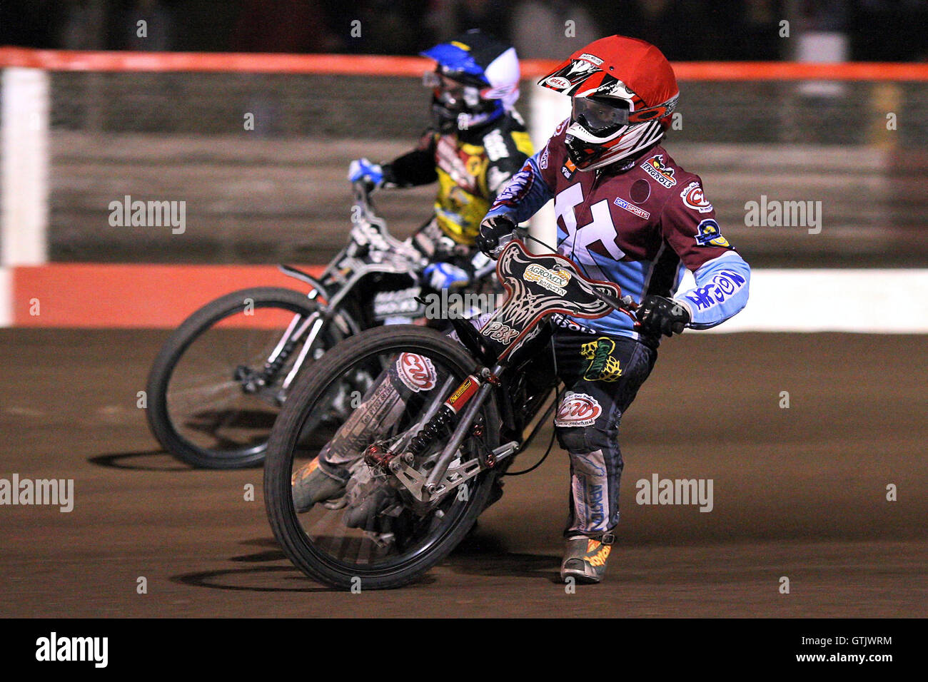 Heat 7: Adam Shields (red) ahead of Edward Kennett (tactical ...