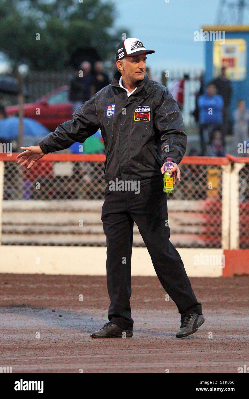 Jon Cook of Lakeside checks the track as rain falls - Lakeside Hammers ...