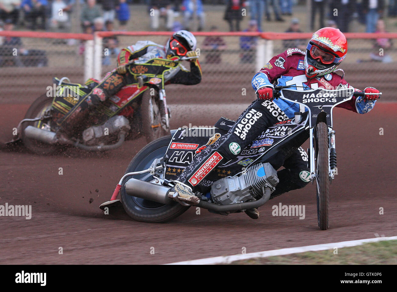 Heat 1: Lee Richardson (red) ahead of Scott Nicholls (white) - Lakeside ...