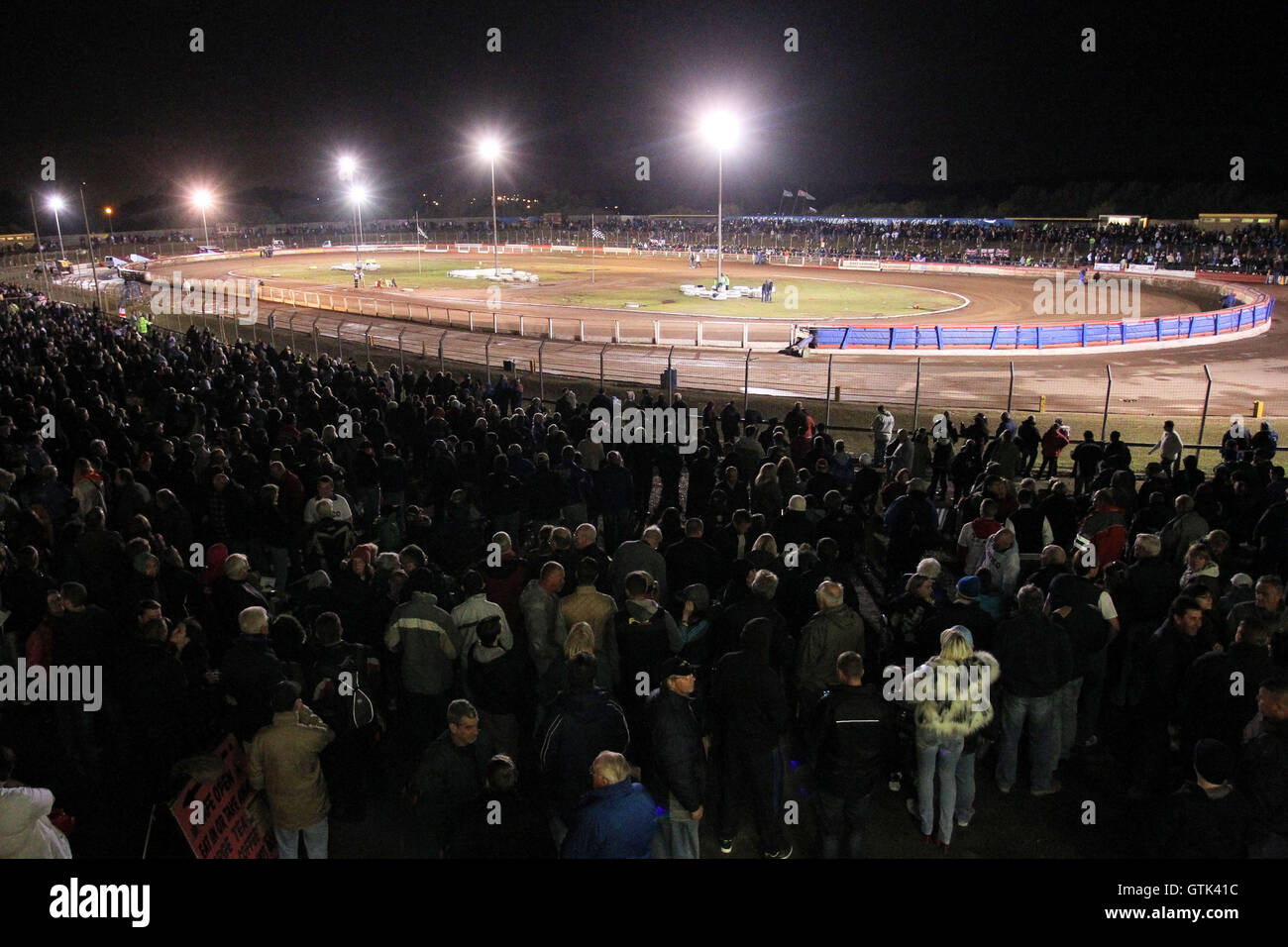 A huge crowd watches the meeting - Lee Richardson Memorial Speedway ...
