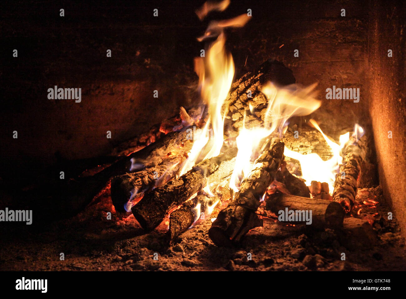 Fireplace logs flames hi-res stock photography and images - Alamy