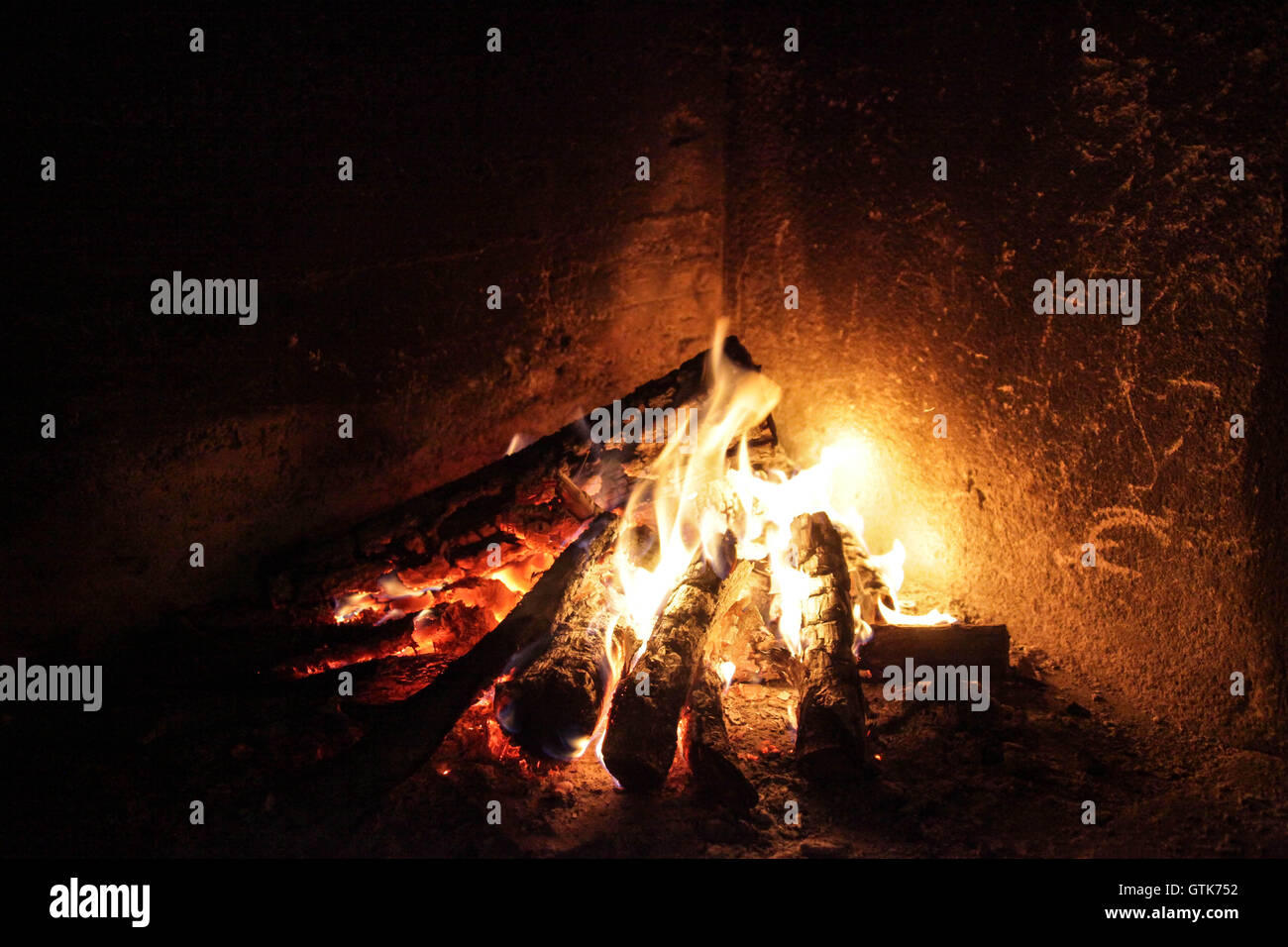 Wood burning fireplace hi-res stock photography and images - Alamy