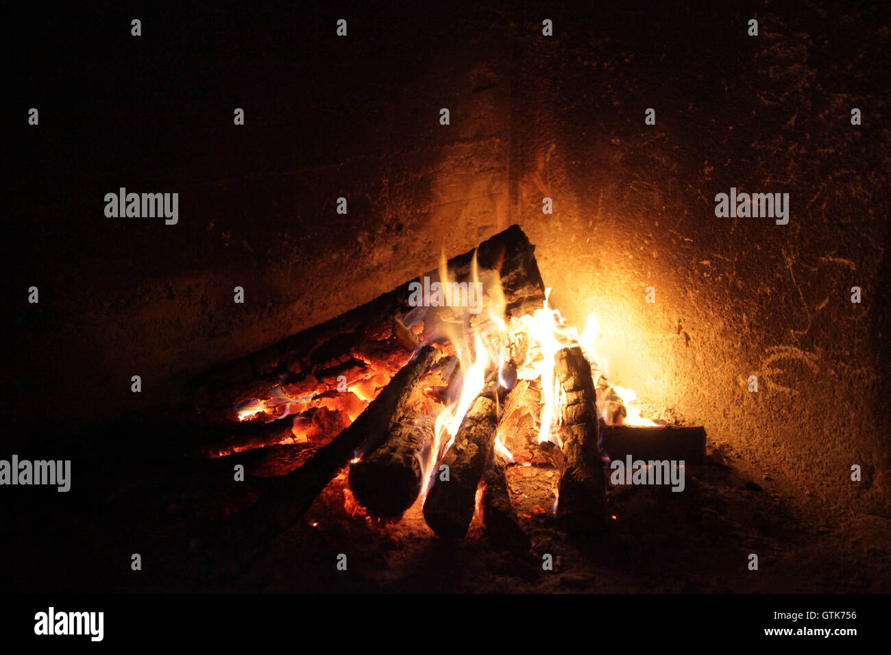 Cosy fire hi-res stock photography and images - Alamy