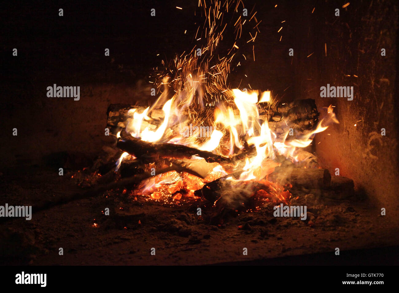 Sparkling open fire Stock Photo - Alamy