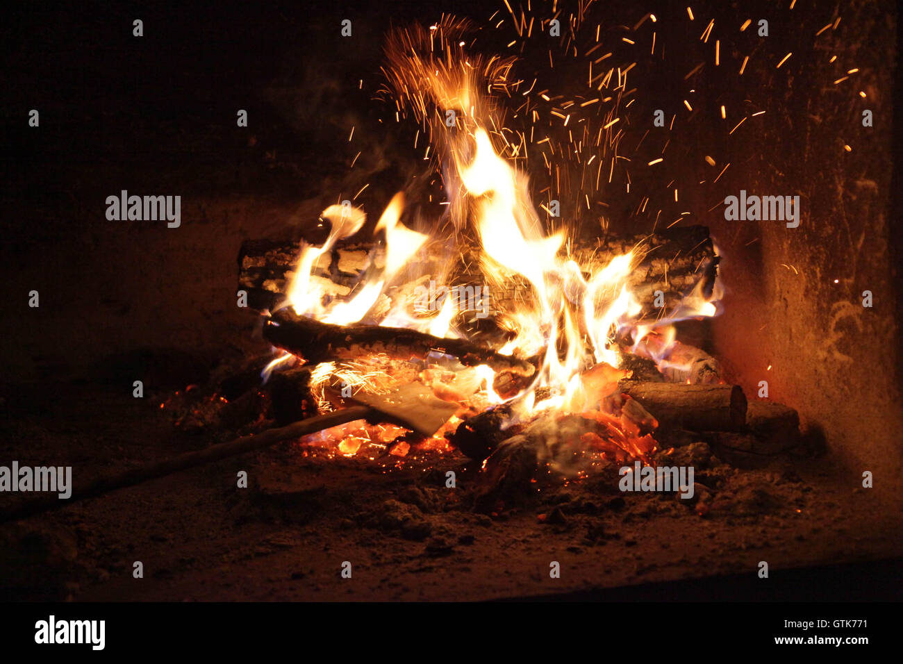 Burning logs hi-res stock photography and images - Alamy