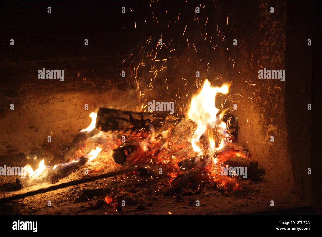 Crackling wood fire hi-res stock photography and images - Alamy