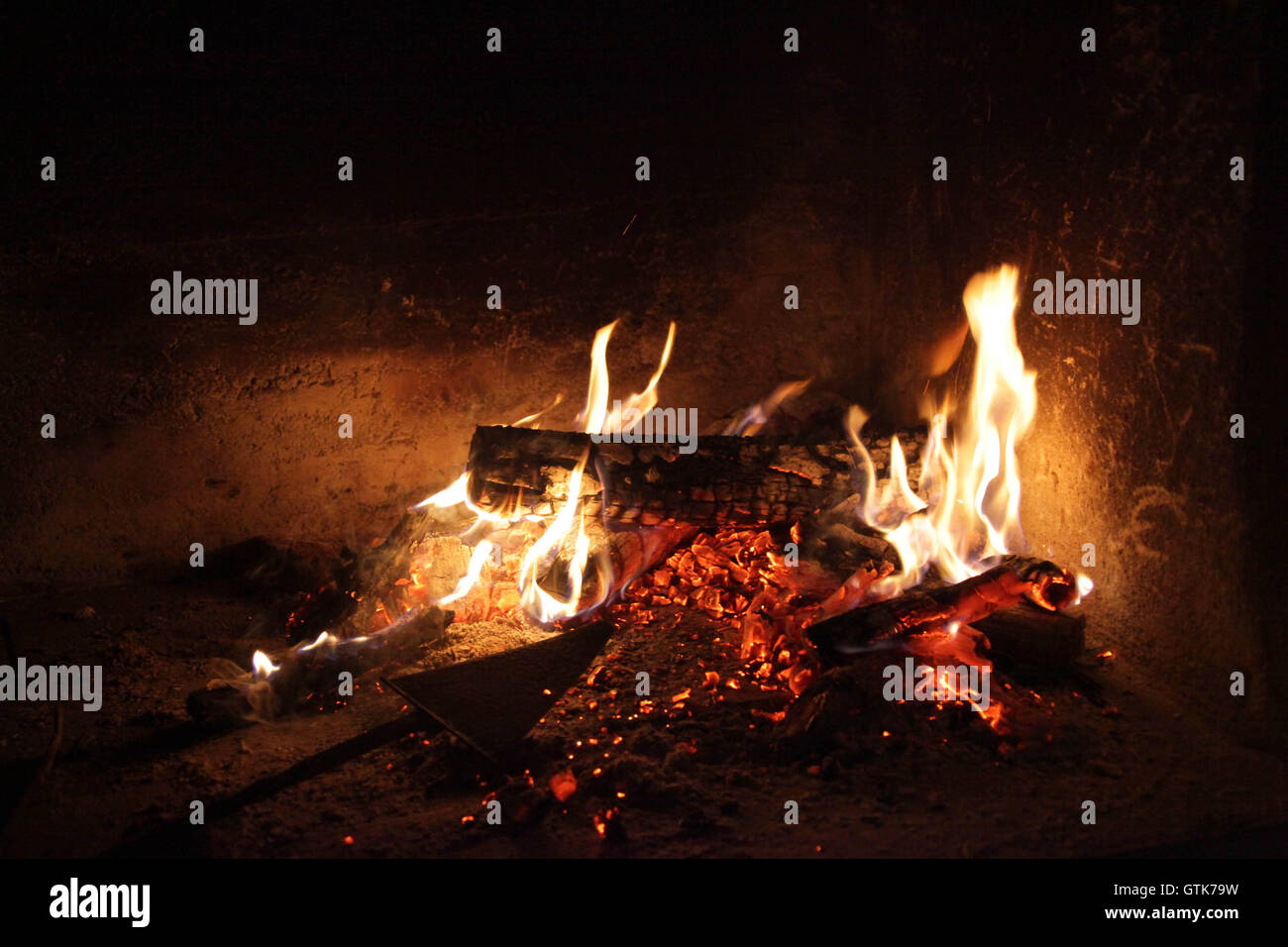 Crackling wood fire hi-res stock photography and images - Alamy