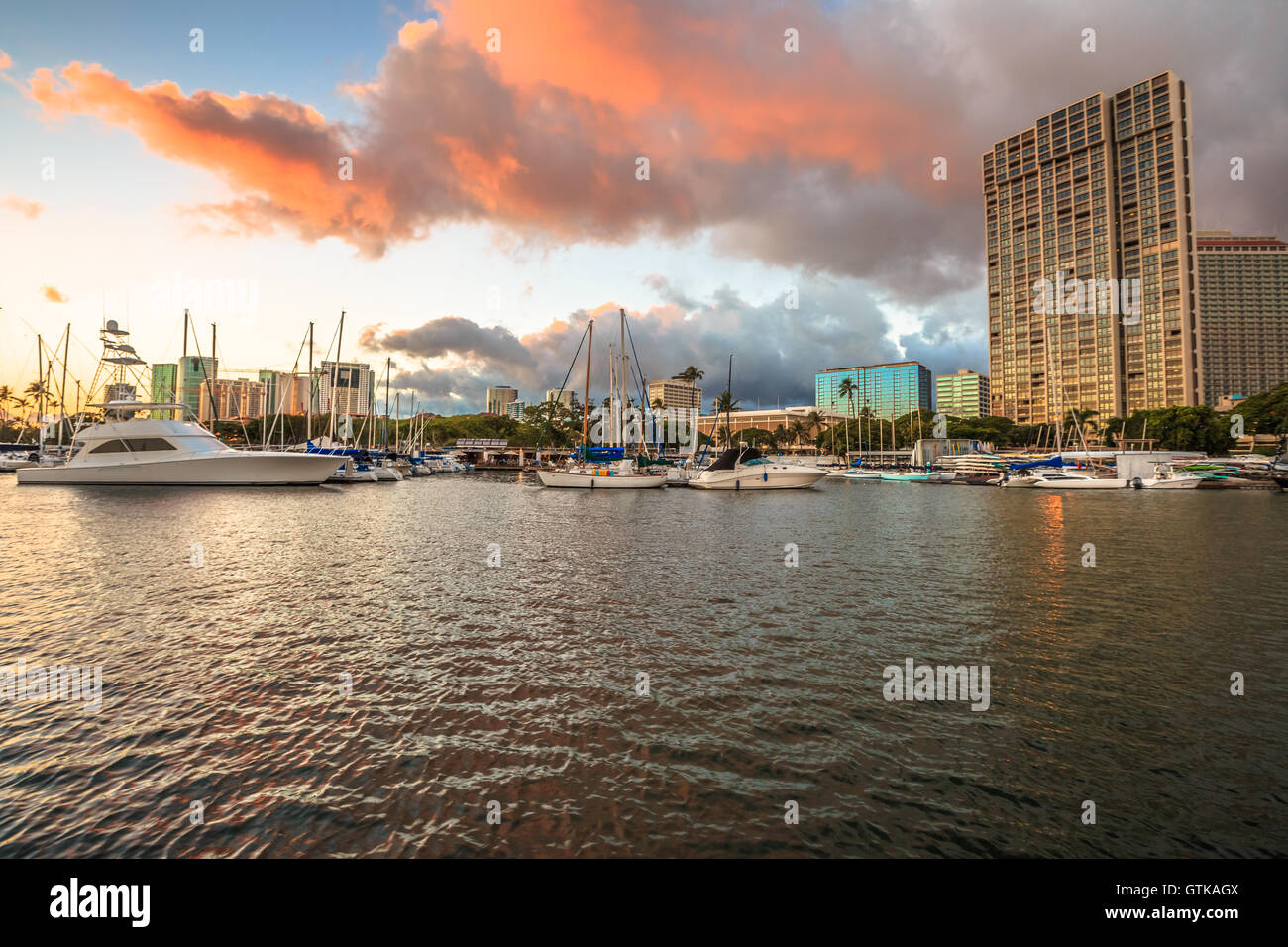 Honolulu waterfront hi-res stock photography and images - Alamy