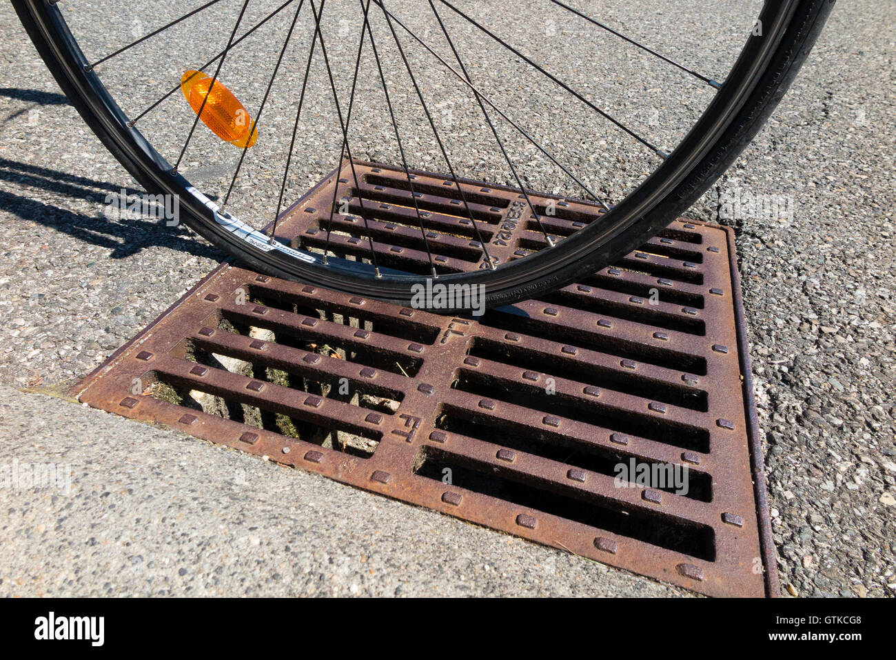 Road drain grid hi-res stock photography and images - Alamy
