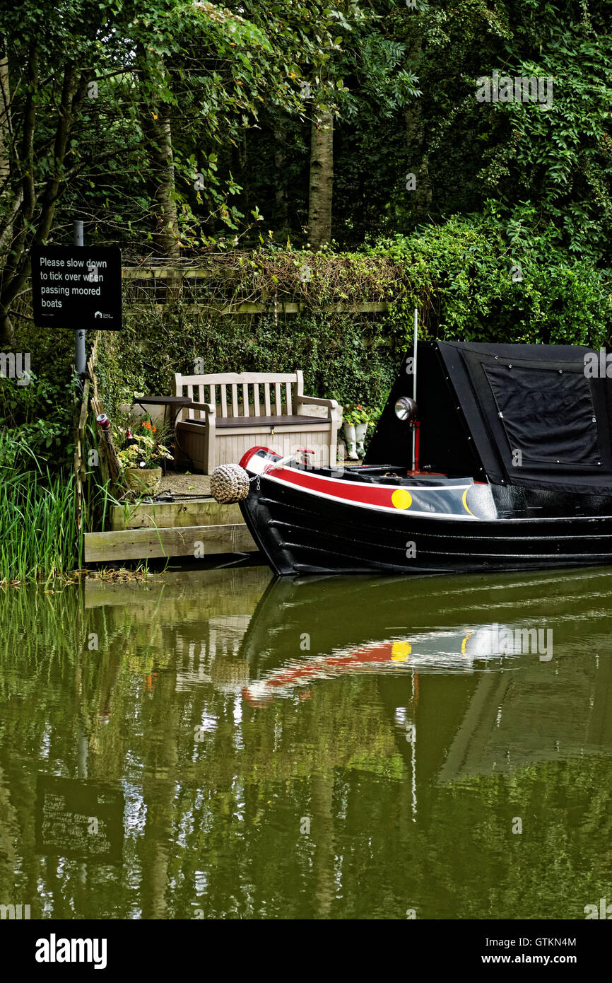 Narrowboat sign hi-res stock photography and images - Alamy