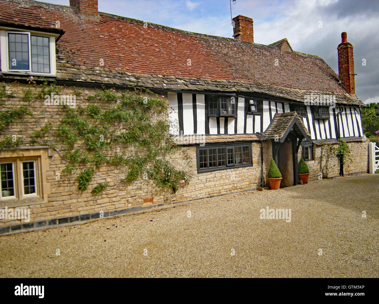 Chimneys english country manor hi-res stock photography and images - Alamy