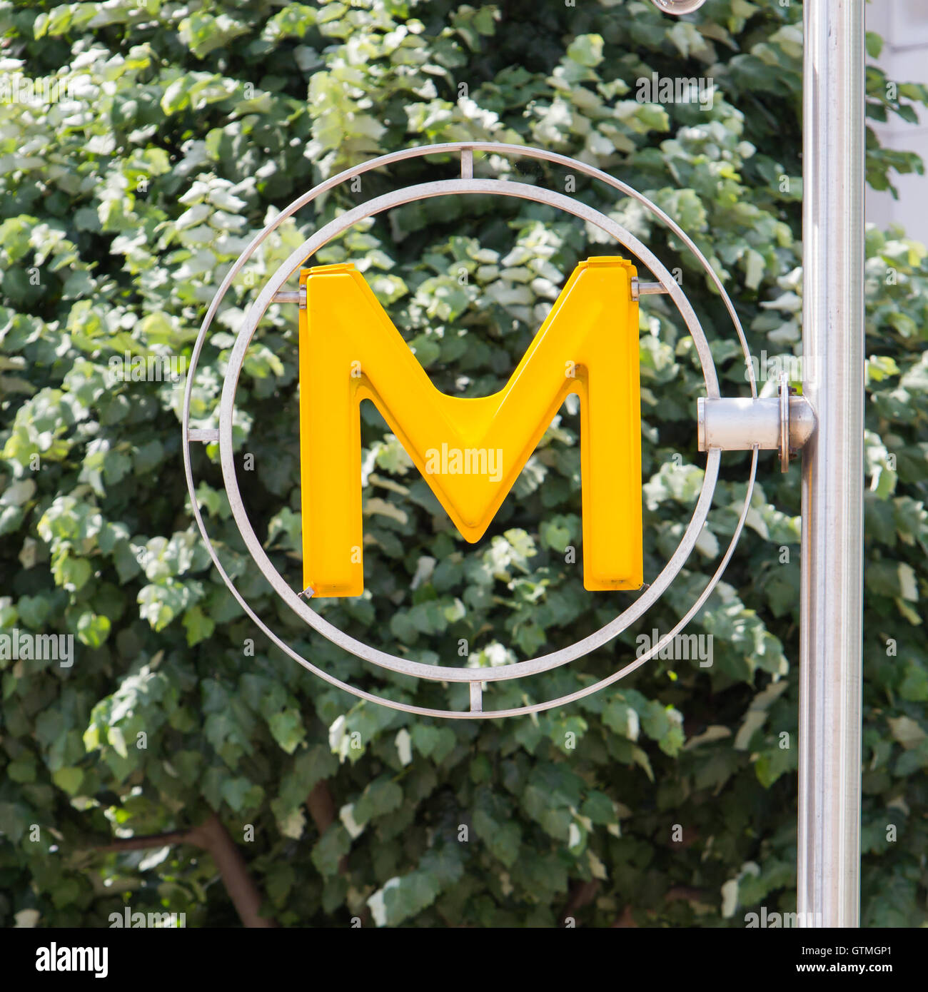 Parisian metro sign on a pole hi-res stock photography and images - Alamy