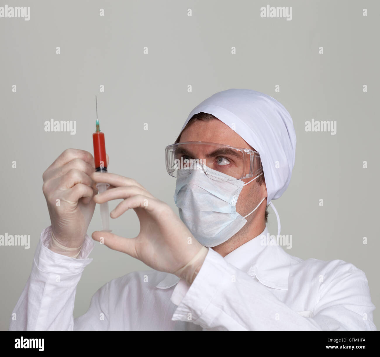 Confident surgeon holding a syringe Stock Photo - Alamy