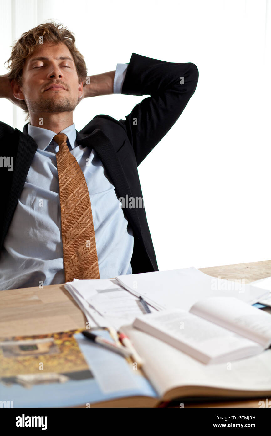 Tired businessman falling asleep at work Stock Photo - Alamy