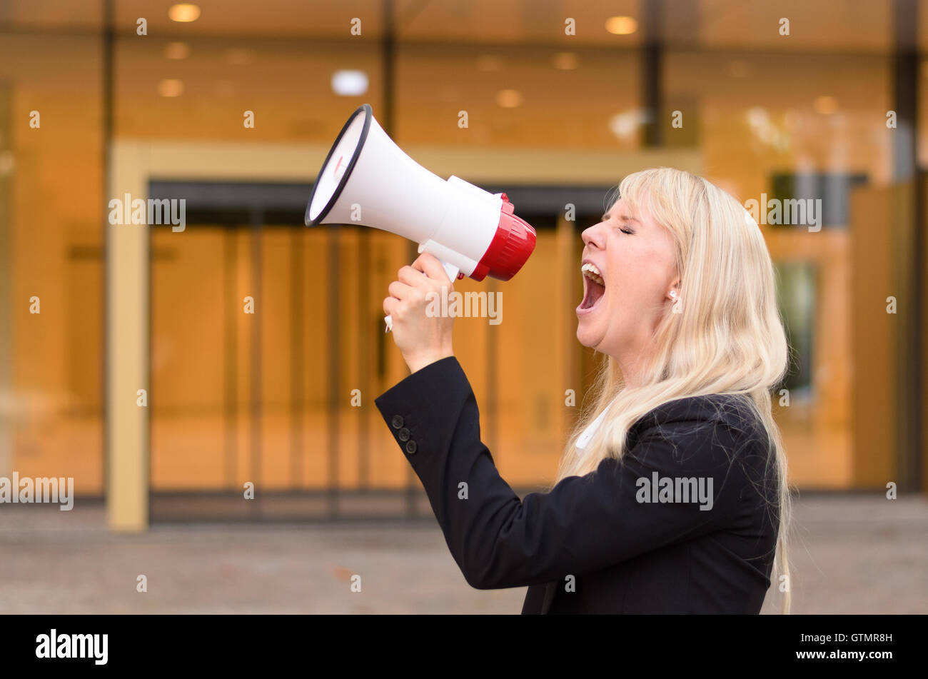 Yelling angry young woman verbal hi-res stock photography and images ...