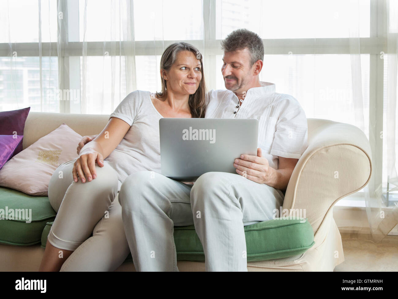 Middle aged couple computer hi-res stock photography and images - Alamy