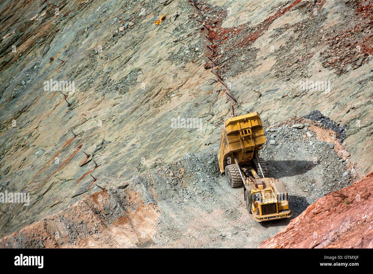 Truck dumping in open cut gold mine, Gwalia Western Australia Stock ...