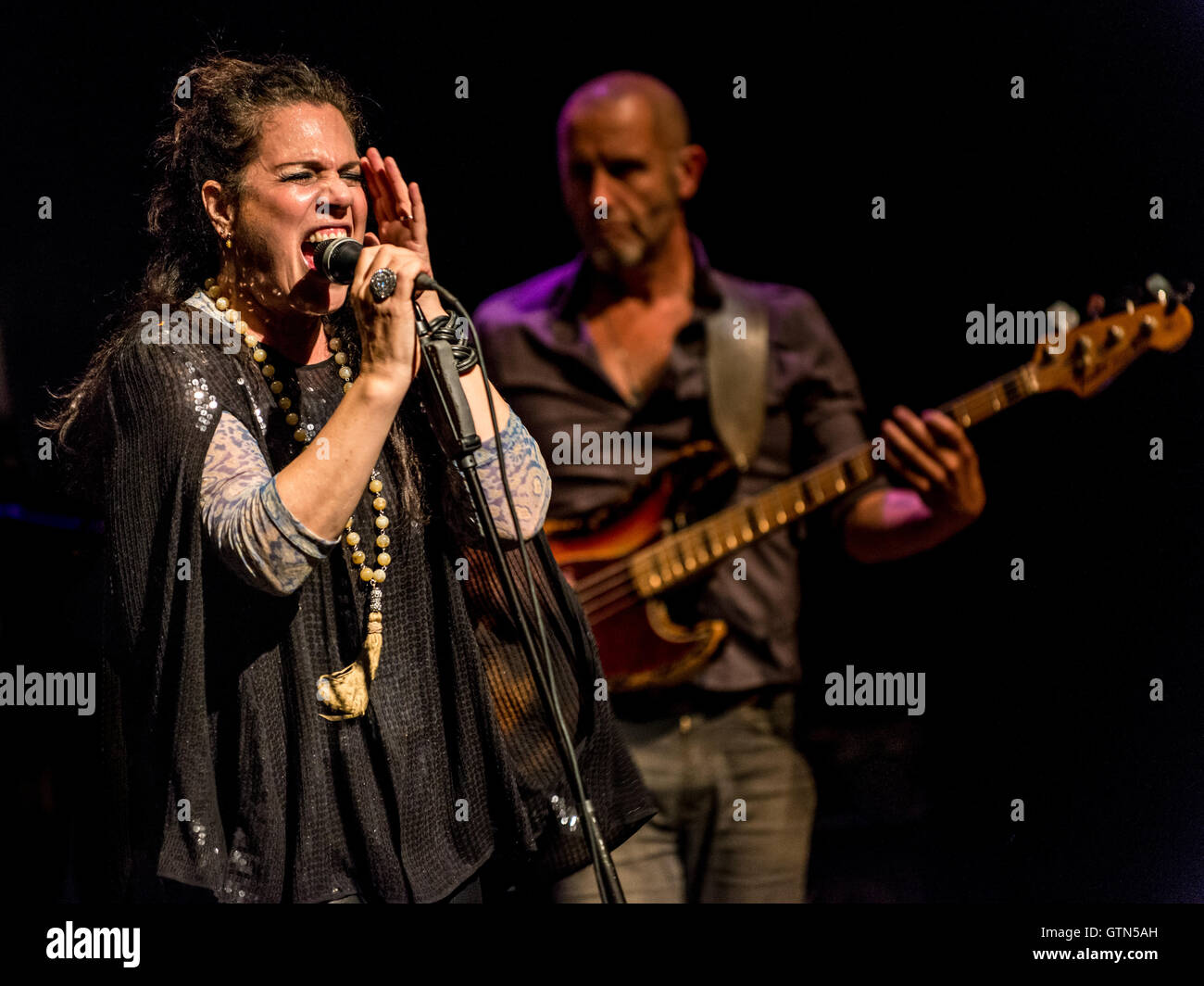 Sari Schorr on vocals at Norden Farm, Maidenhead Stock Photo - Alamy