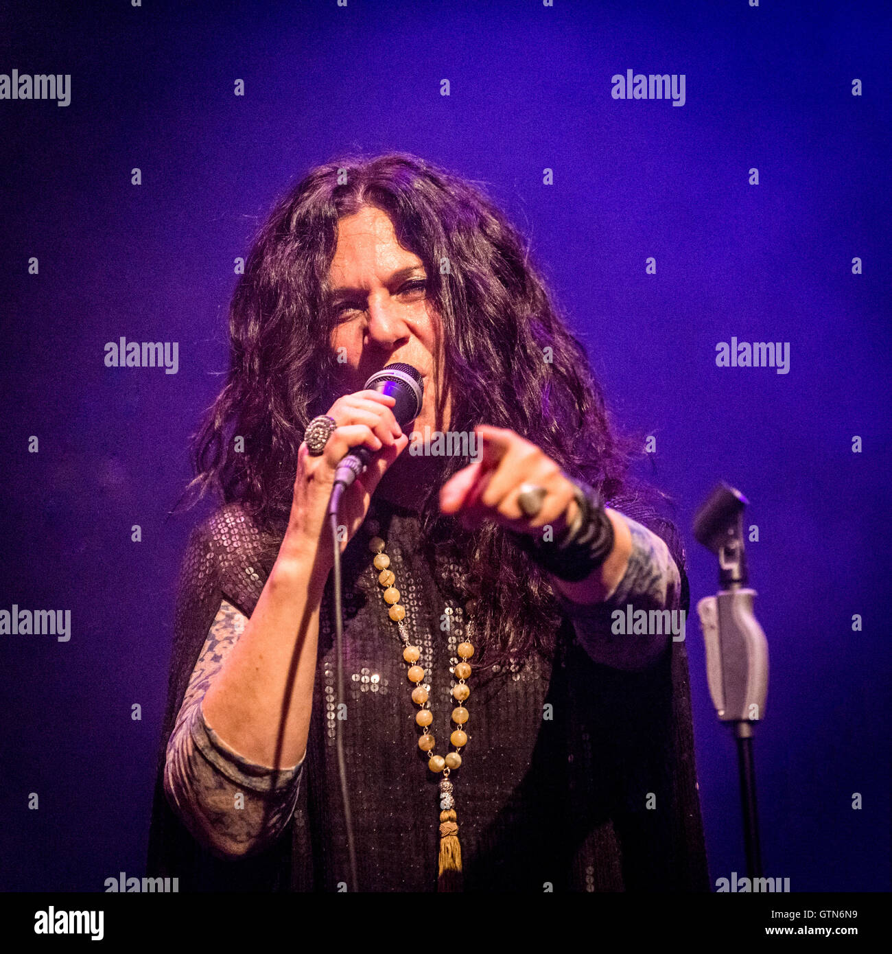Sari Schorr on vocals at Norden Farm, Maidenhead Stock Photo - Alamy
