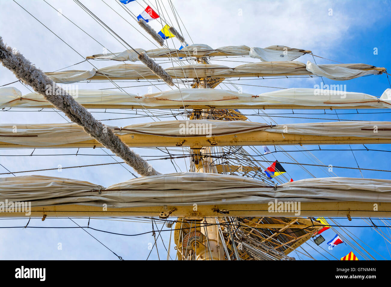 Mast of tall ship in a sunny day Stock Photo - Alamy