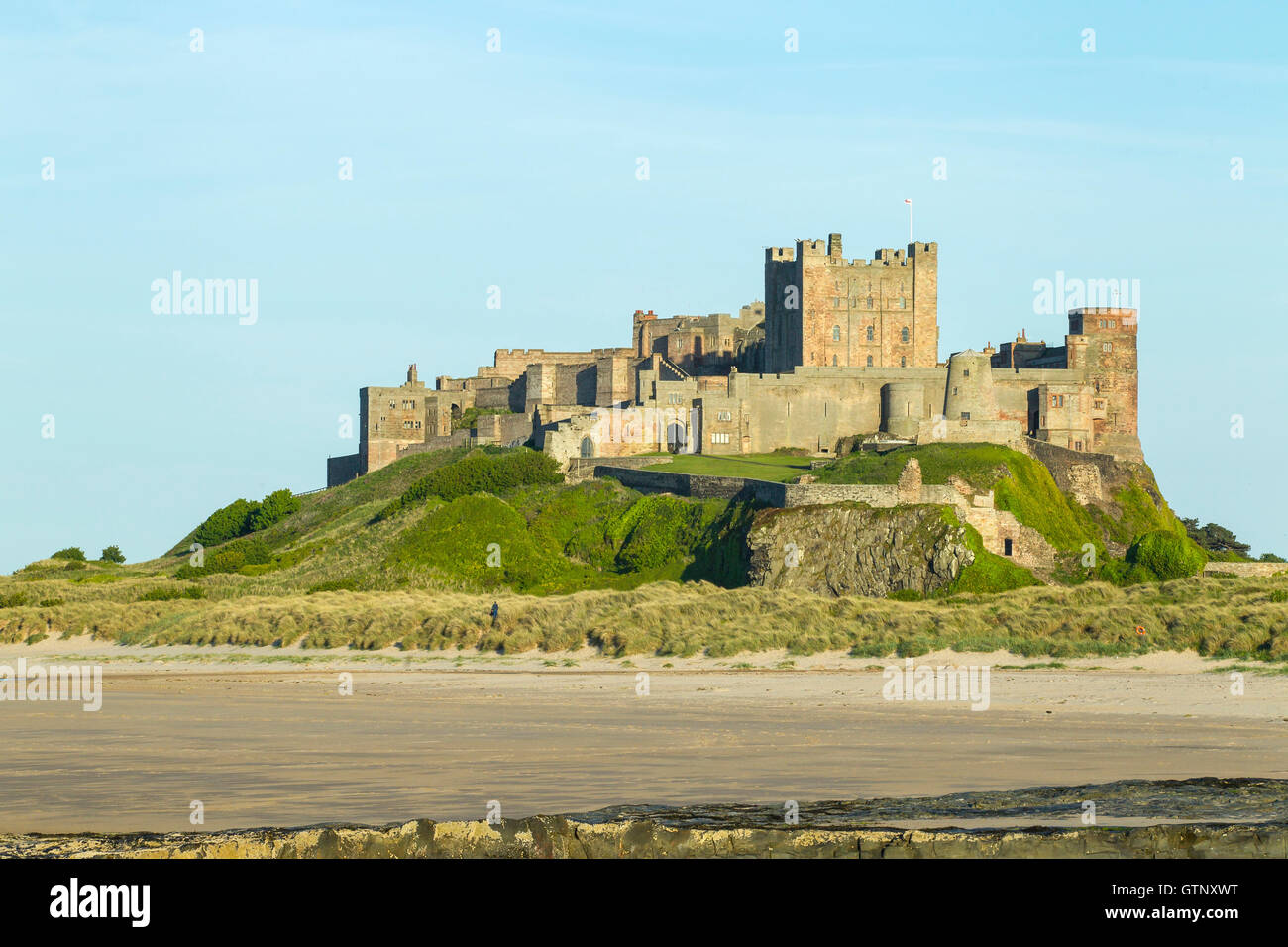 Bamburgh castle siege hi-res stock photography and images - Alamy