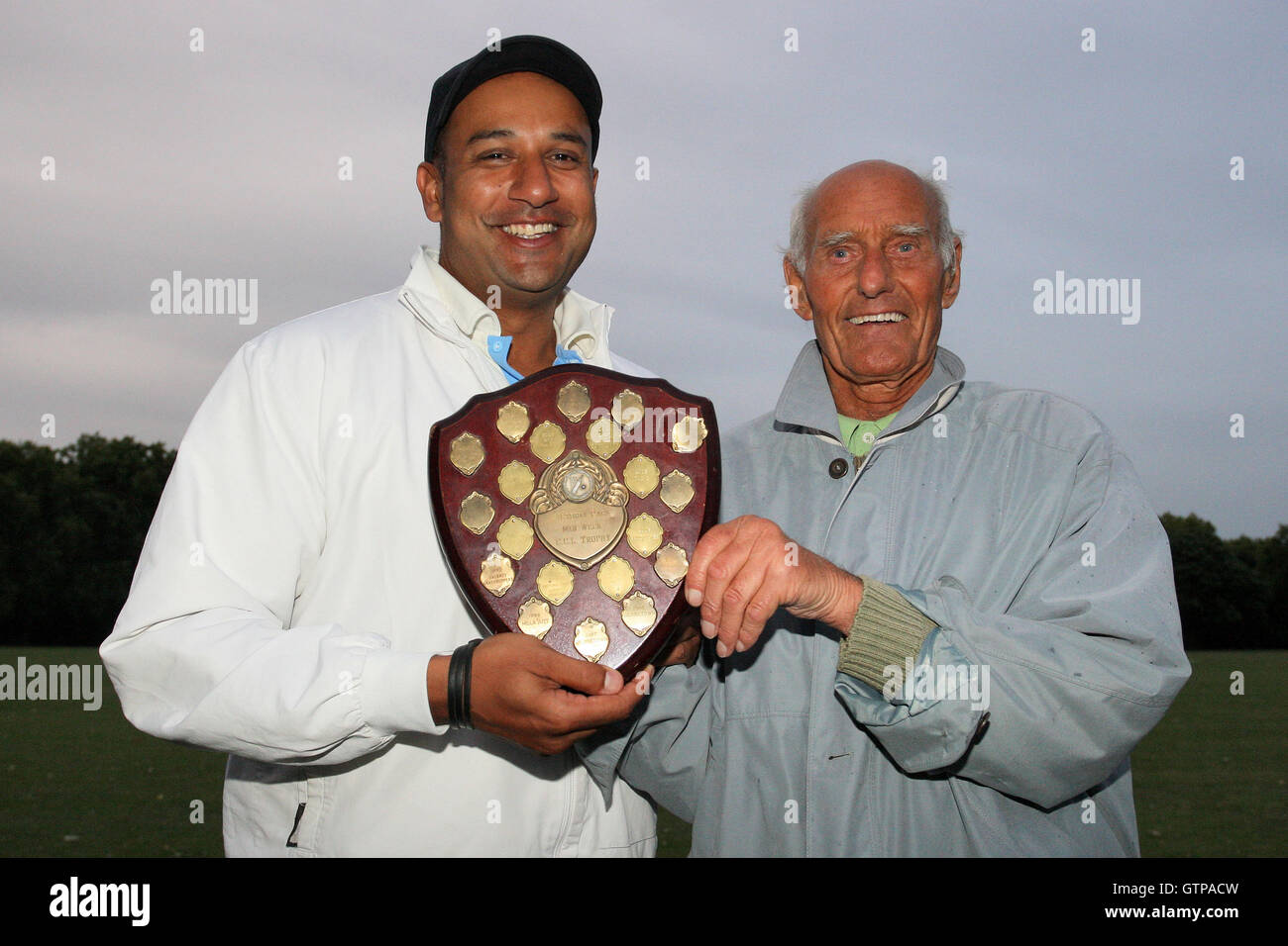 Receives cricket bat hi-res stock photography and images - Alamy