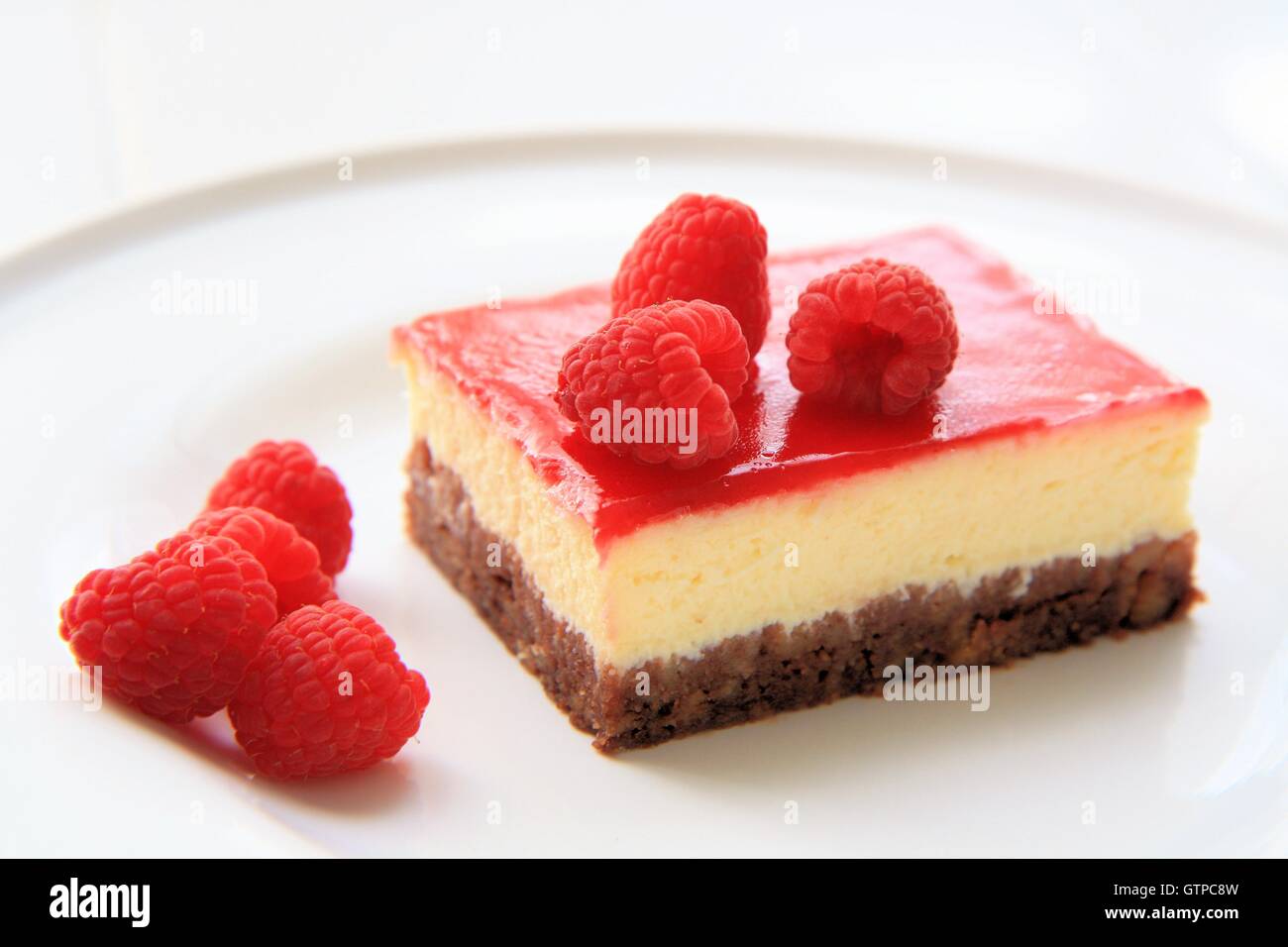 Raspberry baked cheesecake hi-res stock photography and images - Alamy