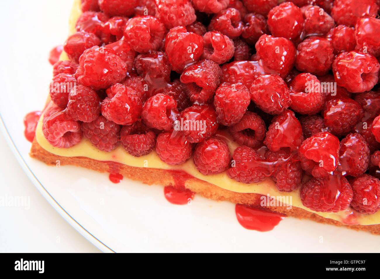 Raspberries cake hi-res stock photography and images - Alamy