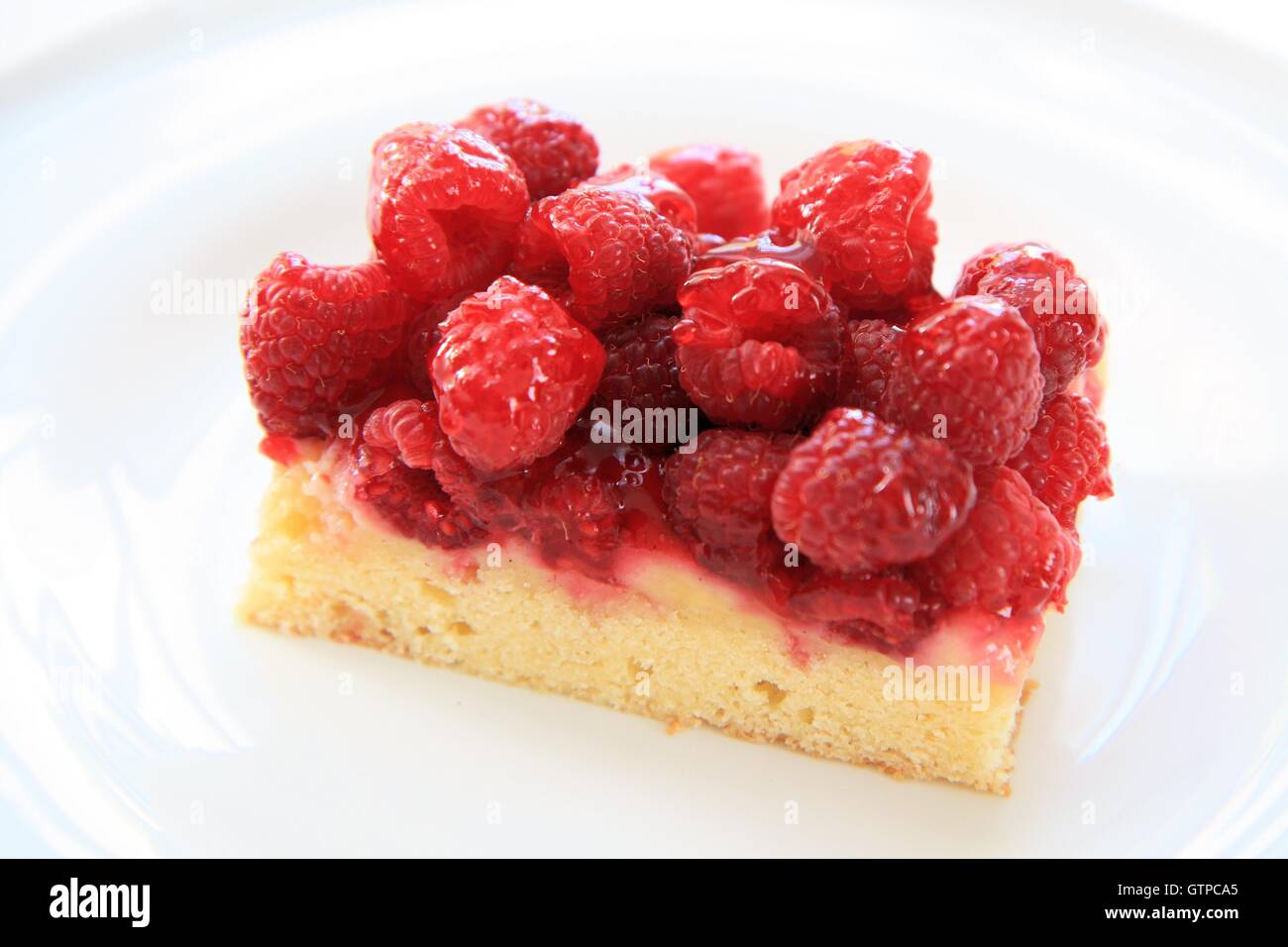 Raspberries cake hi-res stock photography and images - Alamy