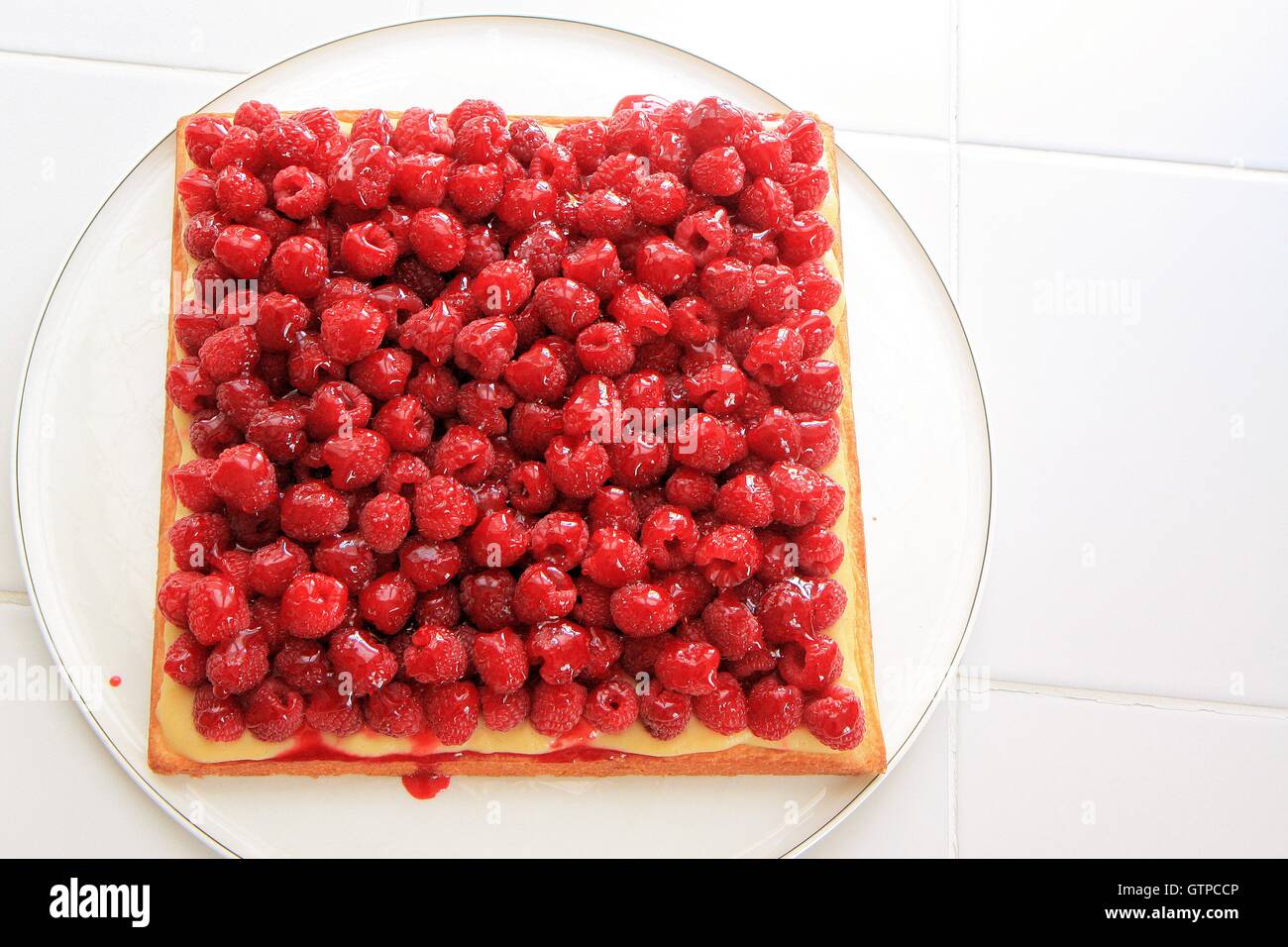 Raspberry cake topping hi-res stock photography and images - Alamy