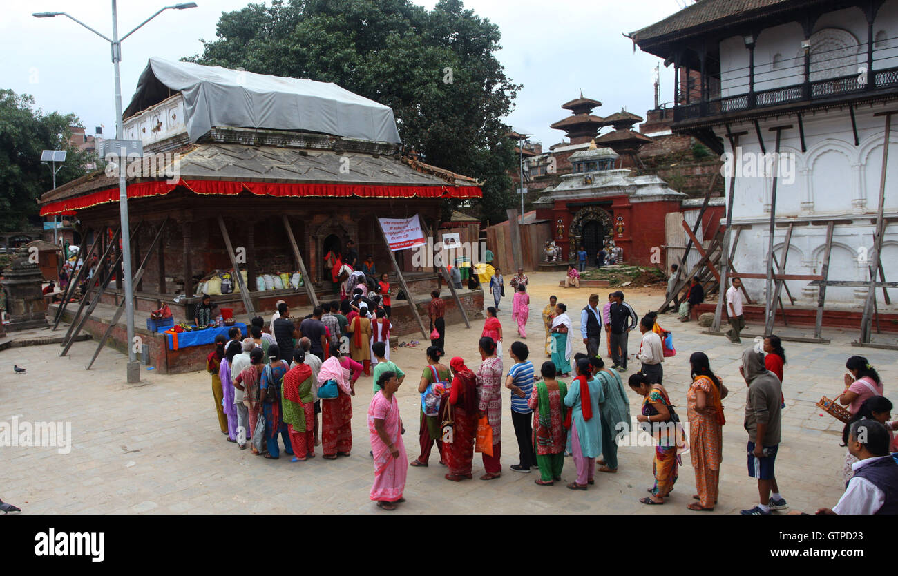 Devotees offer prayers shiva hi-res stock photography and images - Alamy