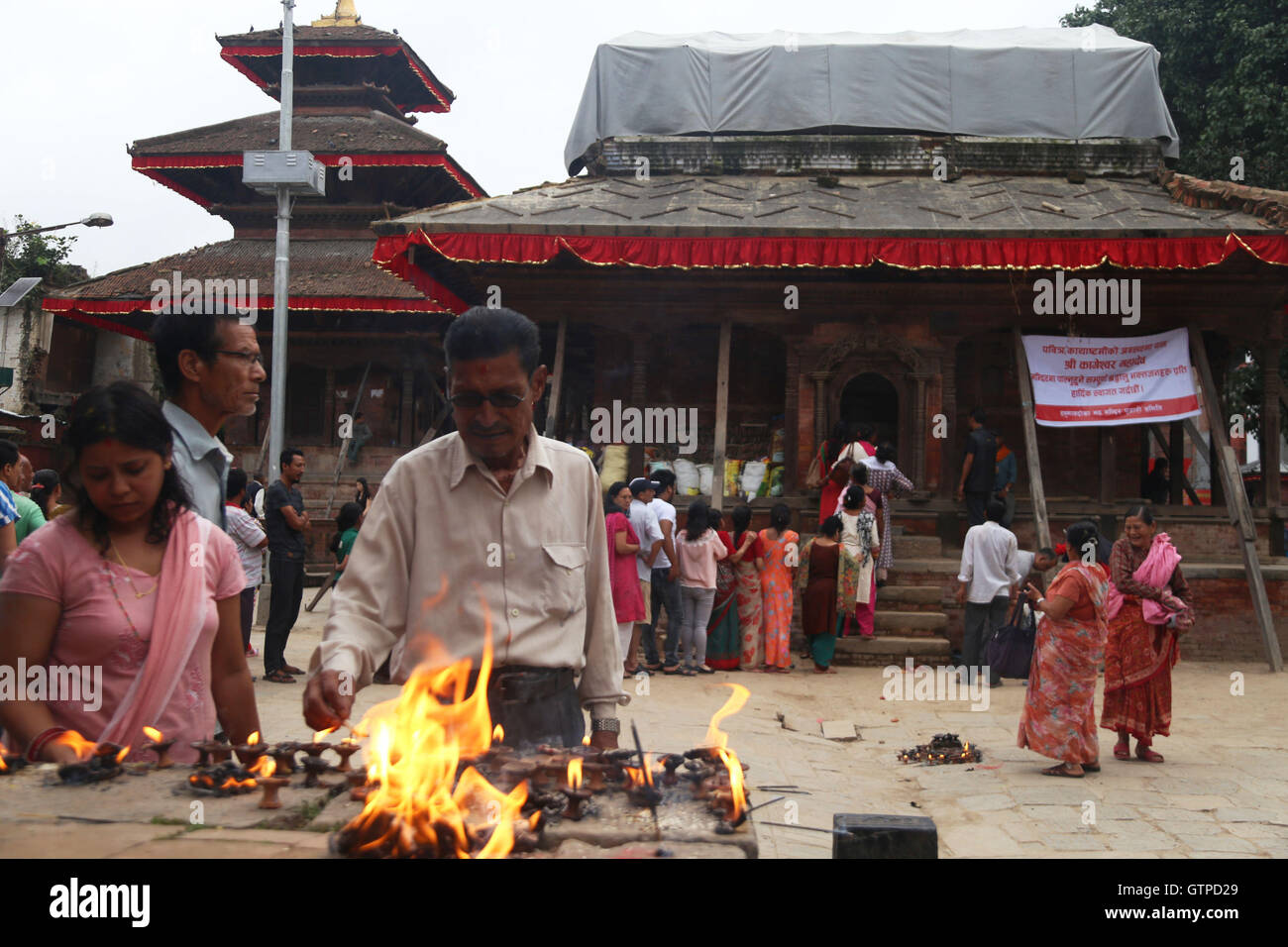 Devotees offer prayers shiva hi-res stock photography and images - Alamy