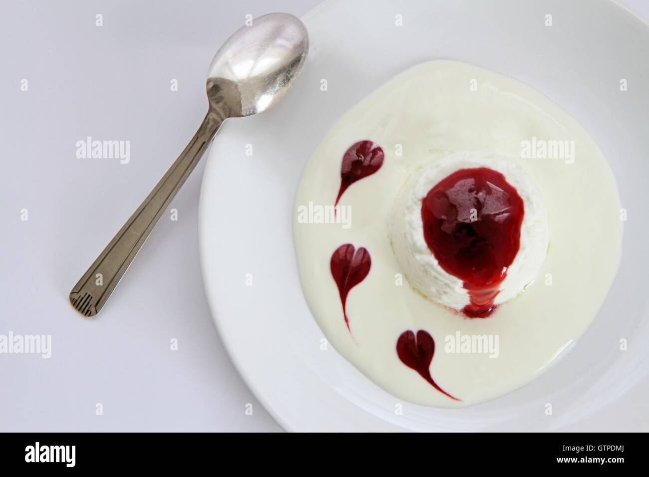 Raspberry fromage frais hi-res stock photography and images - Alamy