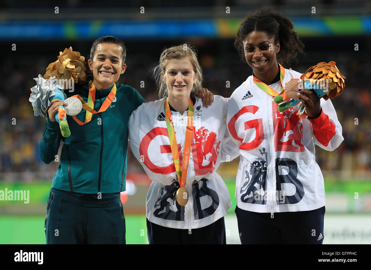Great Britain's Sophie Hahn winner of the Gold medal (centre) and ...