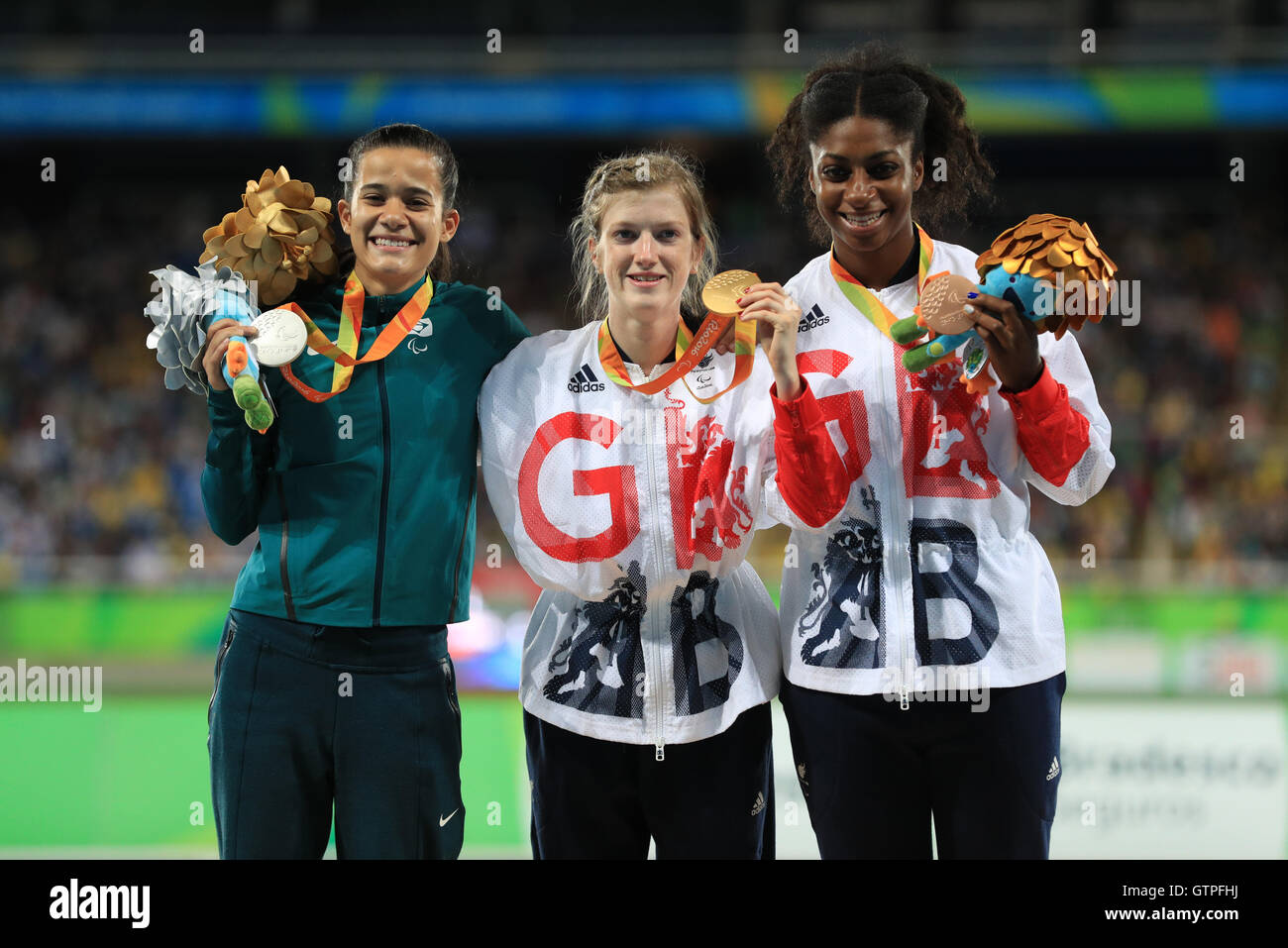 Great Britain's Sophie Hahn winner of the Gold medal (centre) and ...