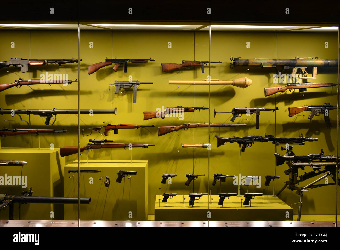 Collection of guns from World War Two Stock Photo - Alamy