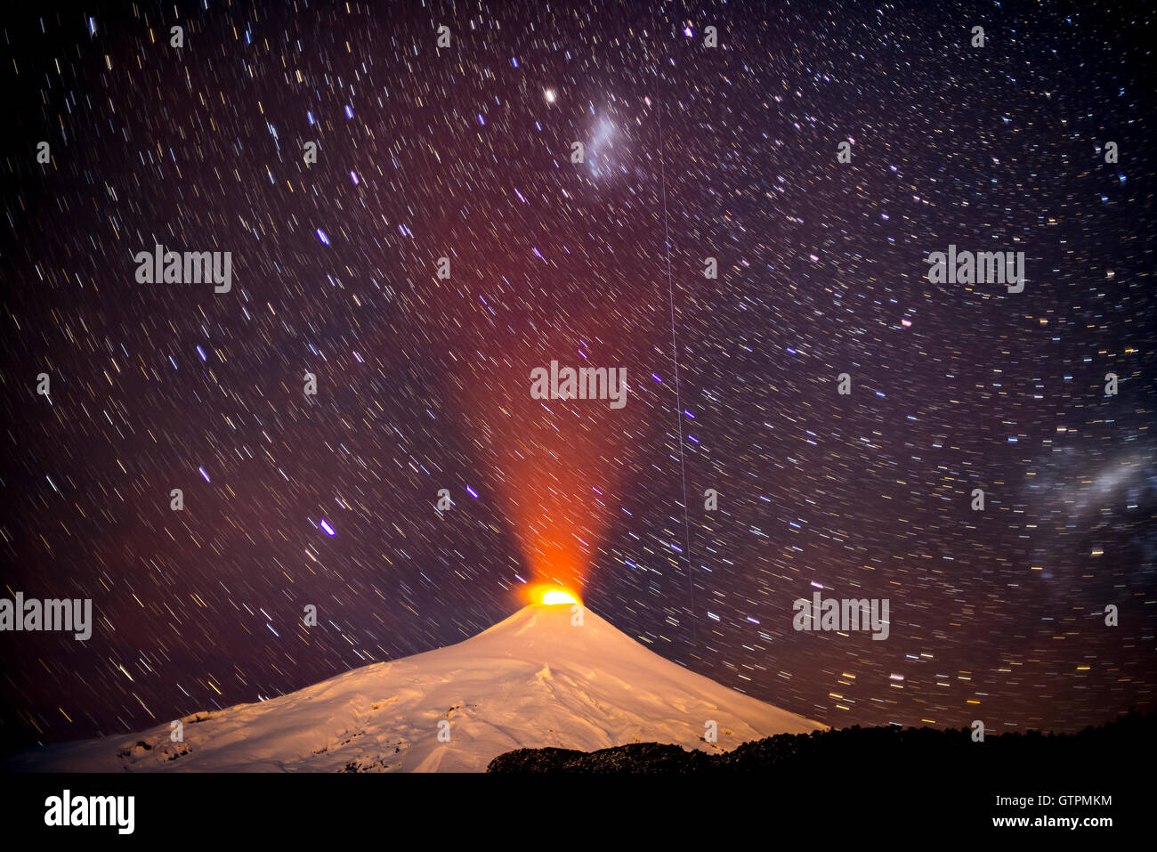 Chile volcan villarrica america del sur hi-res stock photography and ...