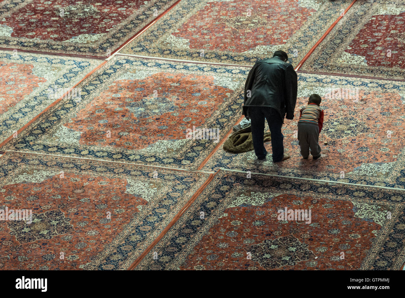 Shāh Chérāgh is a funerary monument and mosque in Shiraz, Iran, housing ...