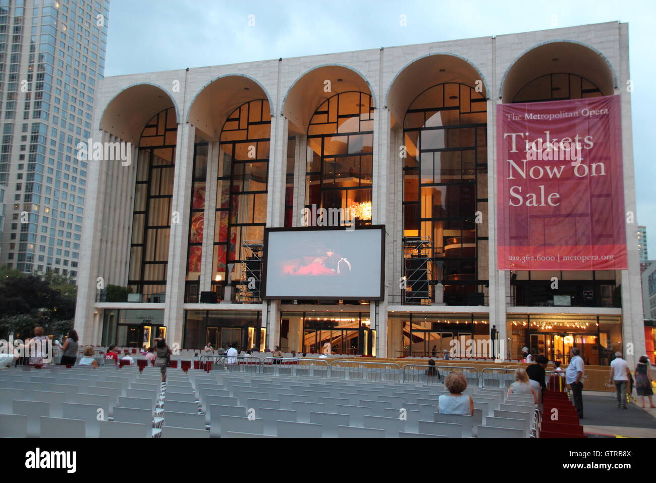 New York, US. 25th Aug, 2016. The Metropolitan Opera in the Lincoln ...