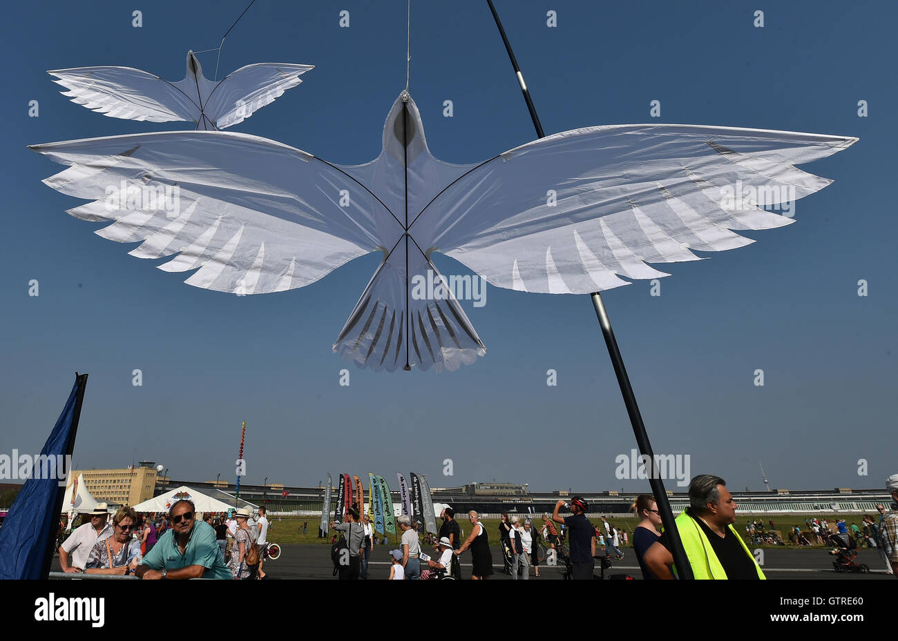 Berlin, Germany. 10th Sep, 2016. A giant kite in the shape of a seagull ...
