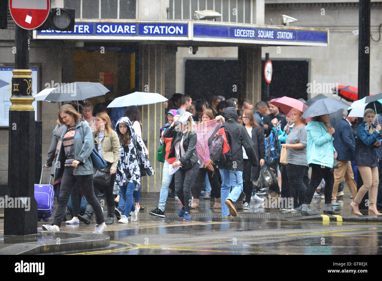 London, UK. 10th September, 2016. Heavy rain in central London. Credit ...