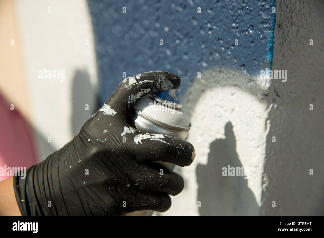 Rosstal, Germany. 30th Aug, 2016. A participant in a graffiti workshop ...