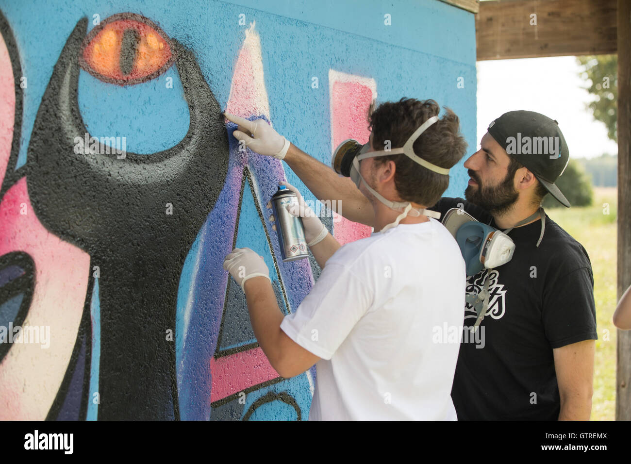 Rosstal, Germany. 30th Aug, 2016. Graffiti instructor Carlos Lorente (R ...