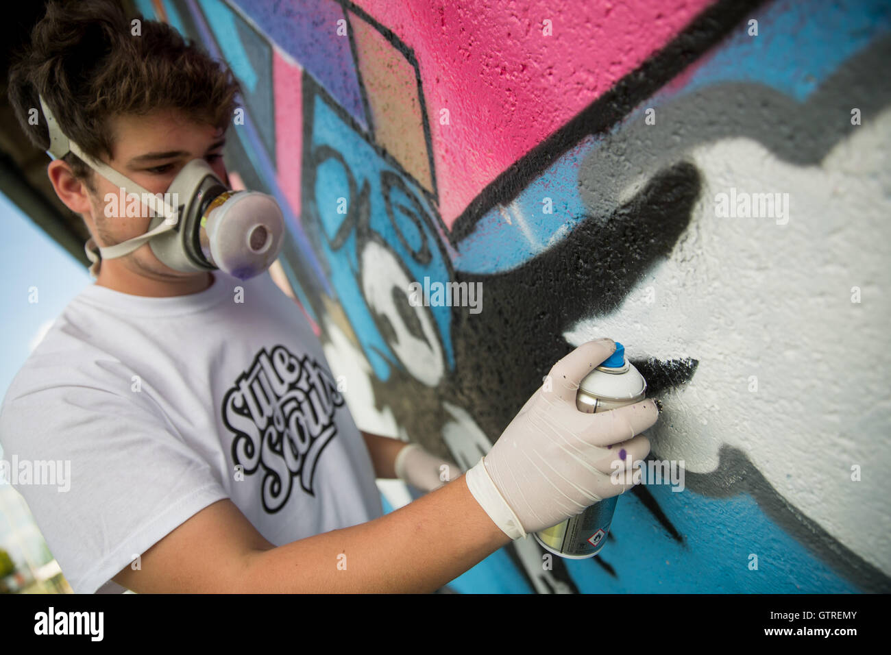 Rosstal, Germany. 30th Aug, 2016. Markus, a participant in a graffiti ...