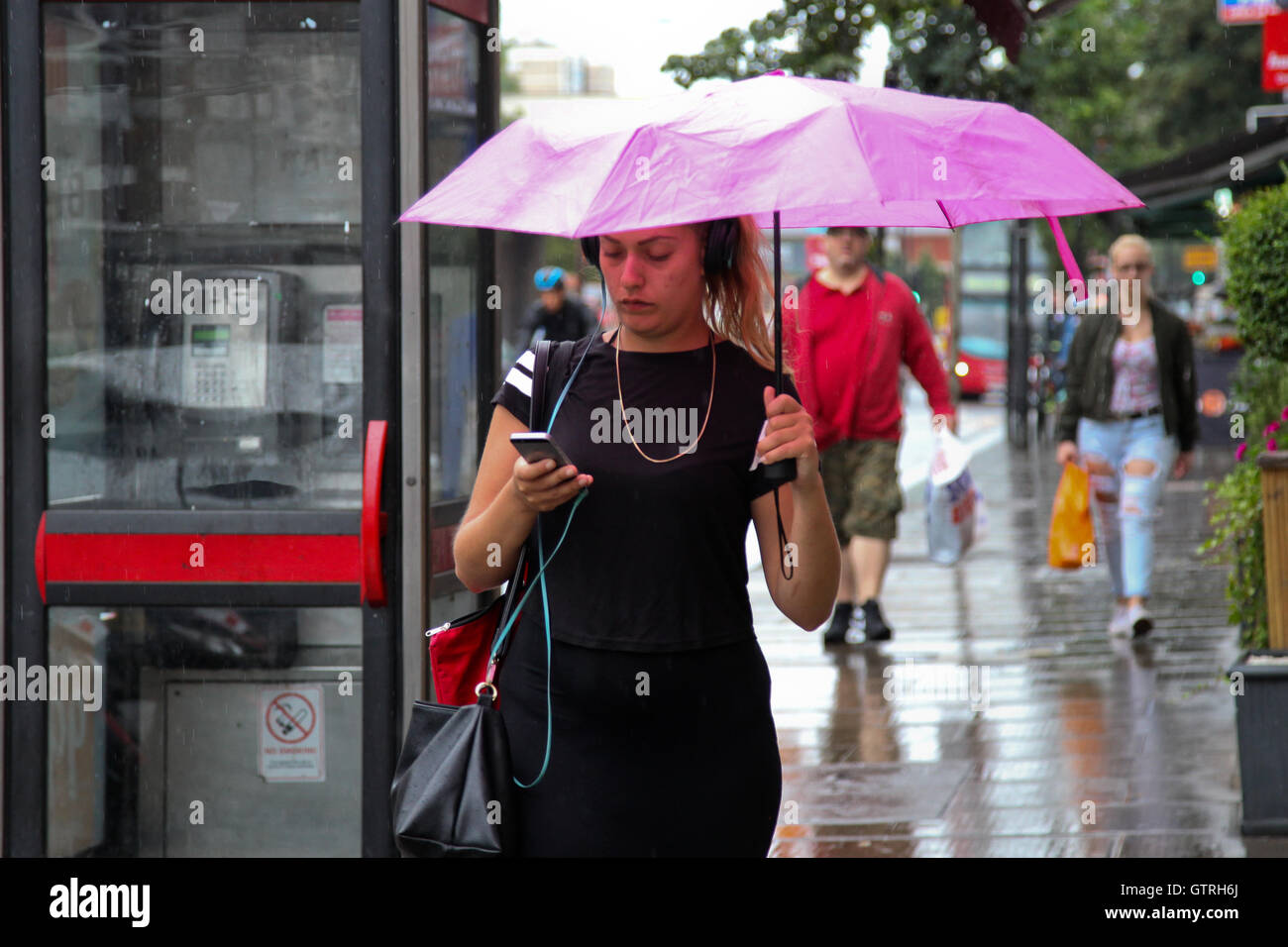 Shoppers sheltering from the rain hi-res stock photography and images ...