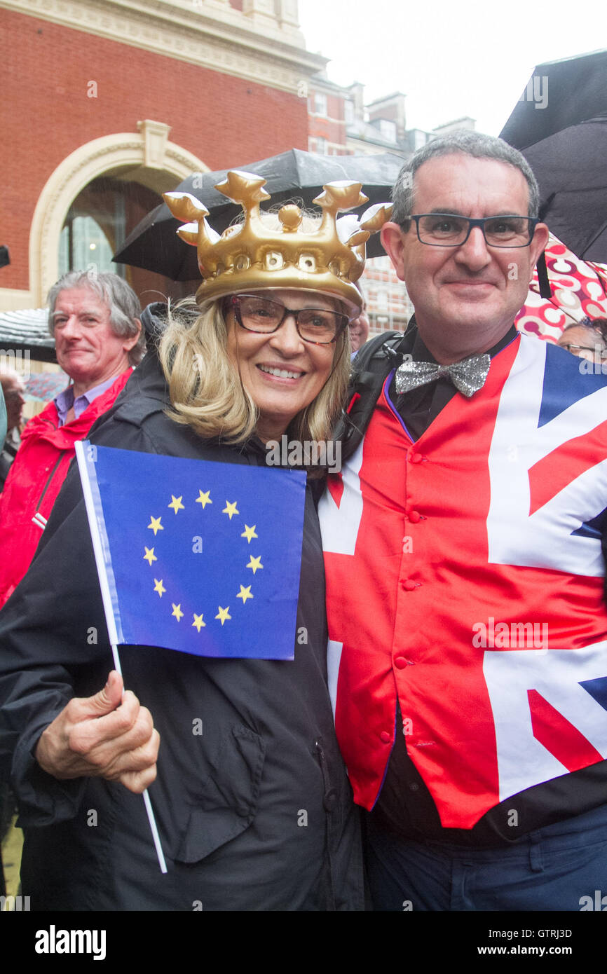 London, UK. 10th Sep, 2016. Pro Europe campaigners hand out Europe ...