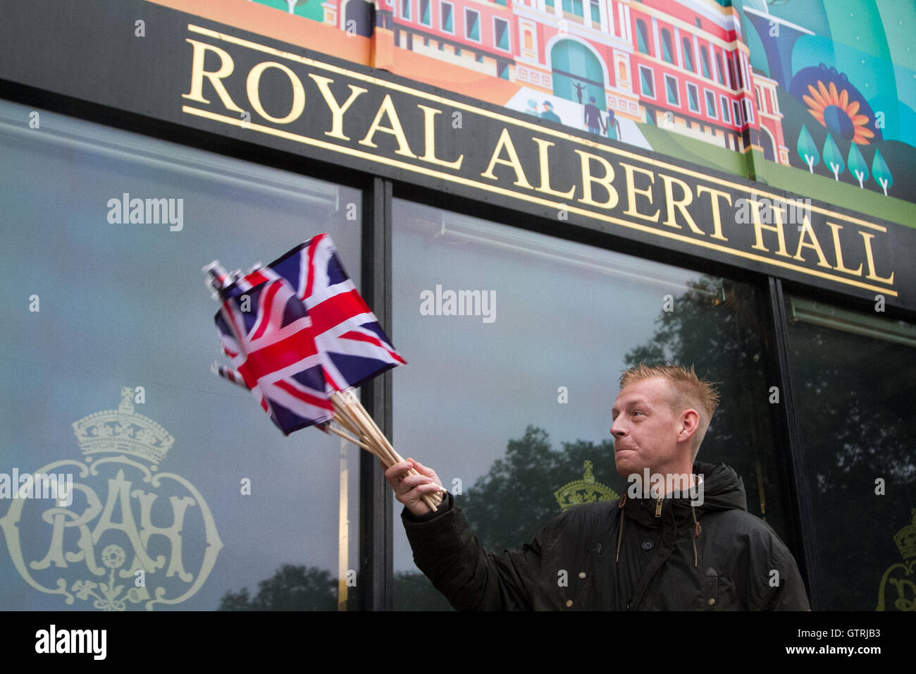 London, UK. 10th Sep, 2016. People compete to distribute Europe and ...