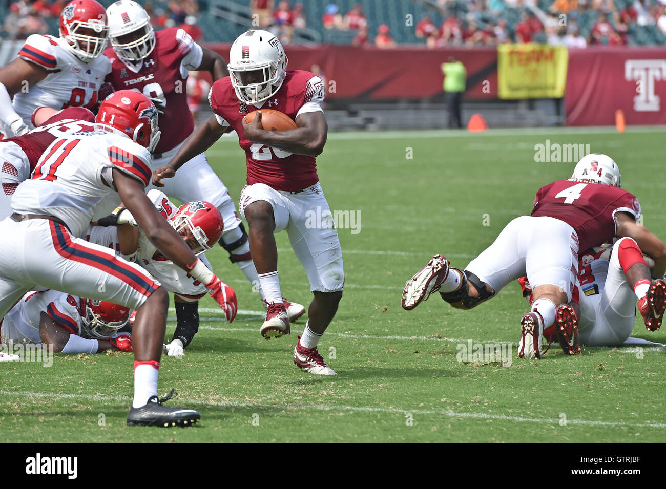 Philadelphia, Pennsylvania, USA. 10th Sep, 2016. Temple Owls running ...