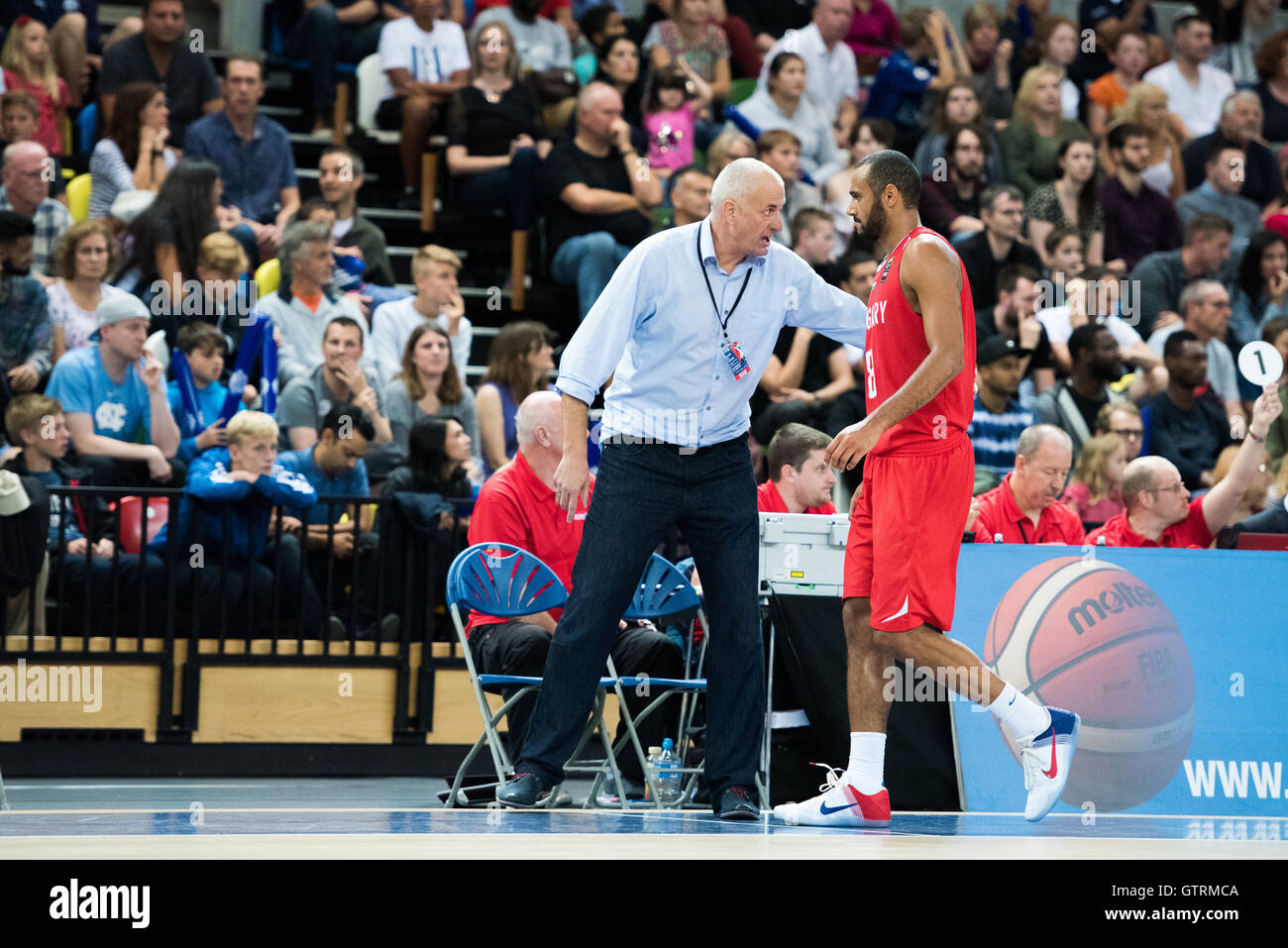 Coach talking basketball team hi-res stock photography and images - Alamy